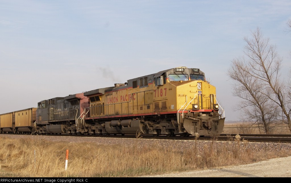 UP 7187 Is Stopped, Leading WB Coal Mtys